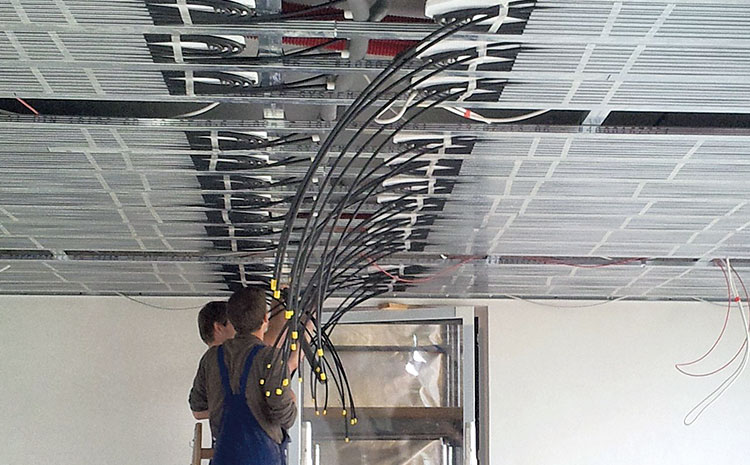 Jak działa ogrzewanie i chłodzenie sufitowe Wavin Comfia