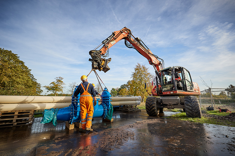 20 kilometer drinkwatertransportleiding in recordtempo de grond in