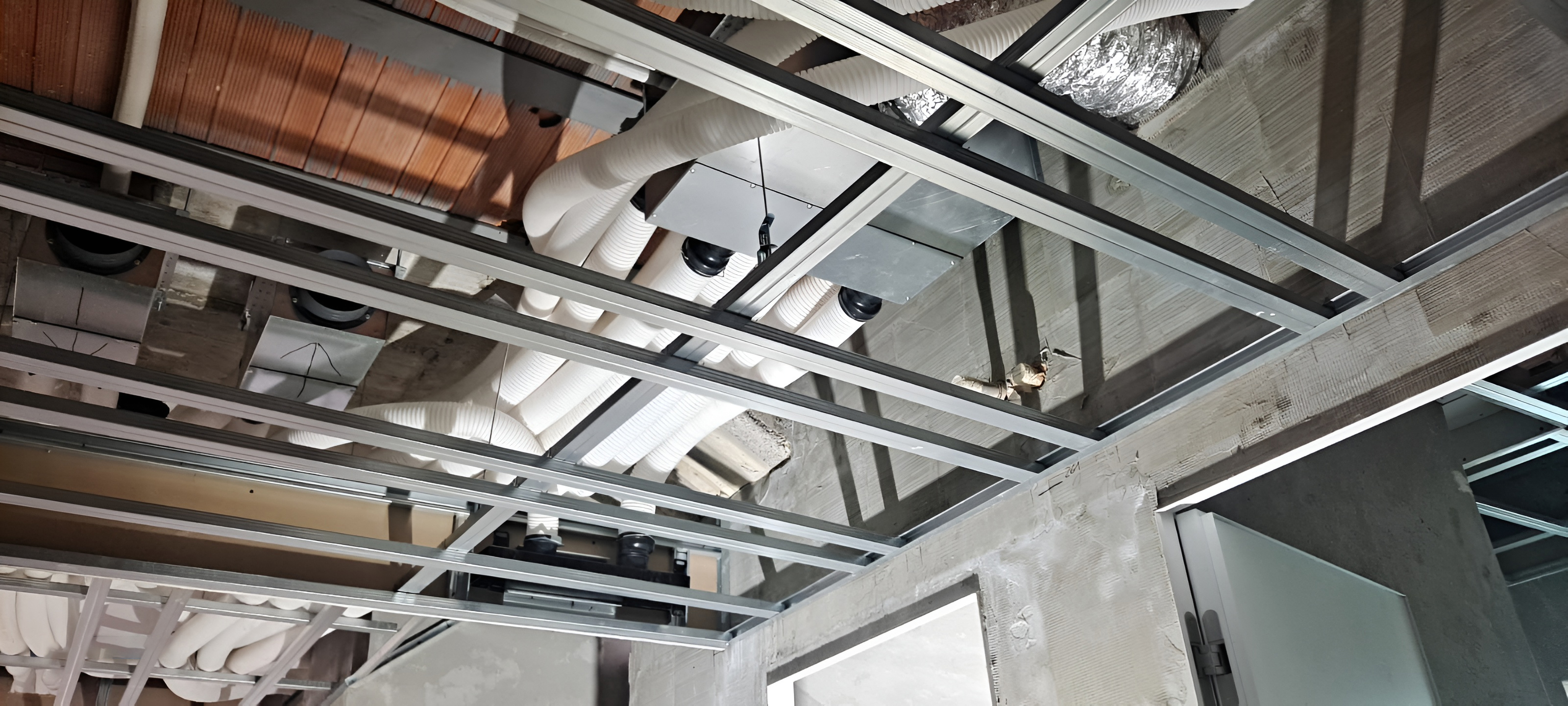 Climatizzazione radiante a soffitto Wavin Comfia per la ...